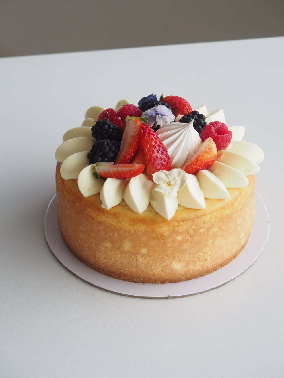 Baked Cheesecake with Chantilly Cream & Fresh Fruit – Loveit Cakes